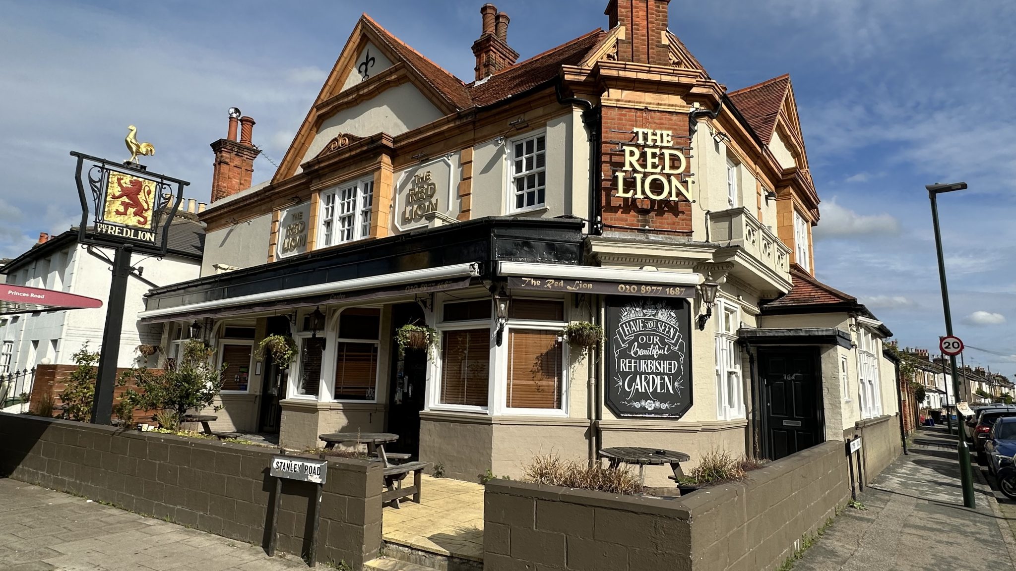 UNCERTAIN FUTURE FOR FOUR TEDDINGTON PUBS - Teddington, Middlesex, UK