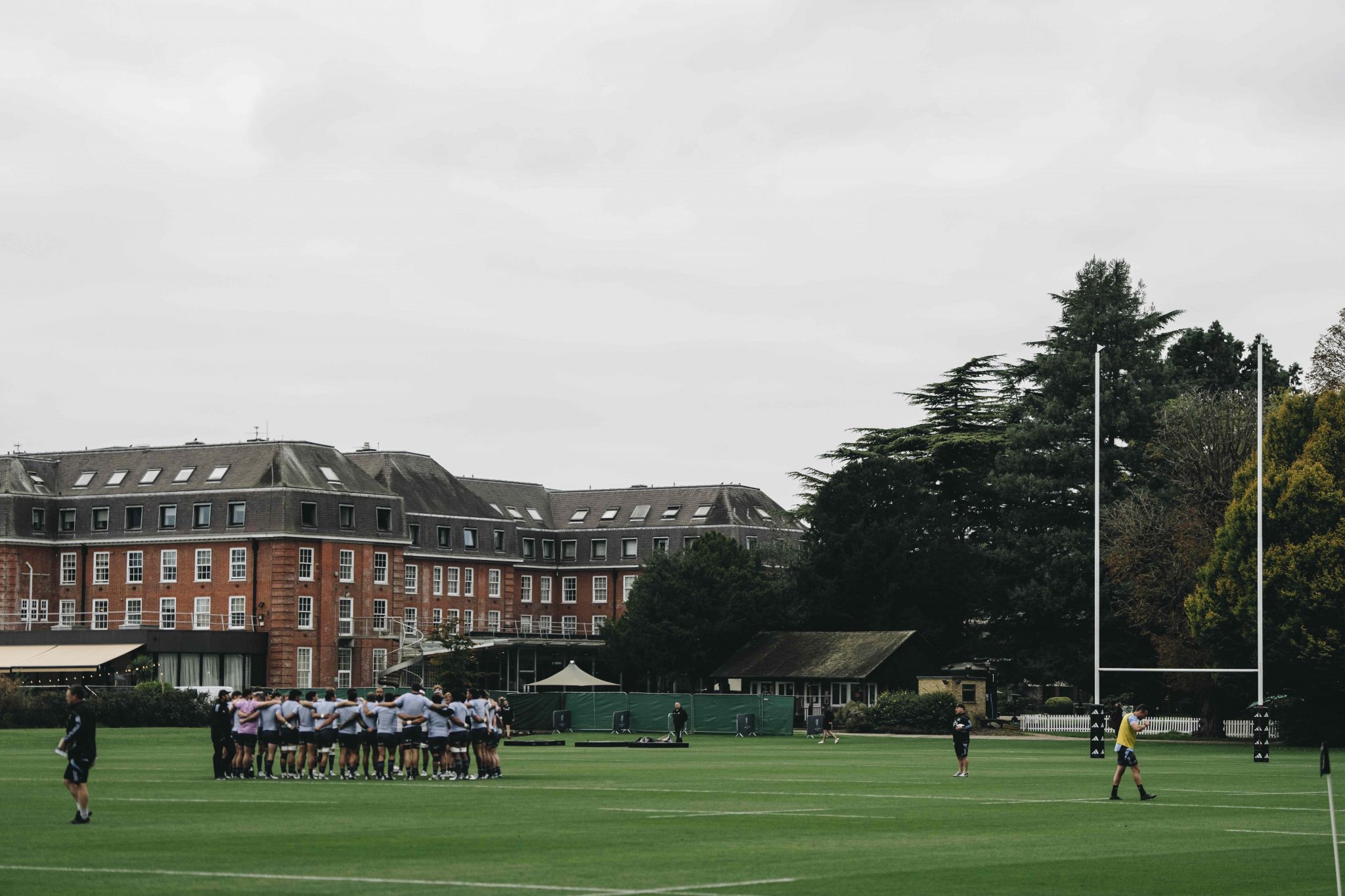 ALL BLACKS TRAIN AT THE LENSBURY IN TEDDINGTON - Teddington, Middlesex, UK